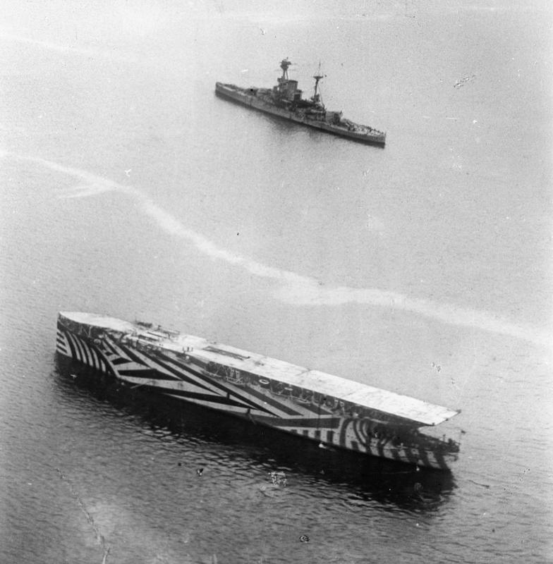 Vue aérienne du porte-avions HMS ARGUS, camouflé | Lignes de front 1914 ...